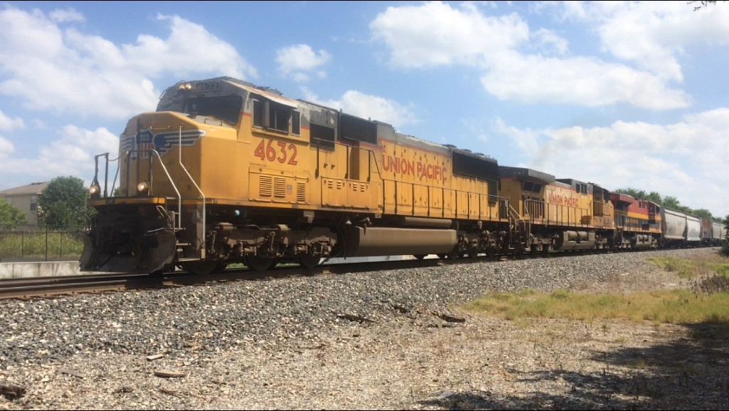 UP 4632 7Jul2016 NB approaching Dittmar Road in BERGSTROM